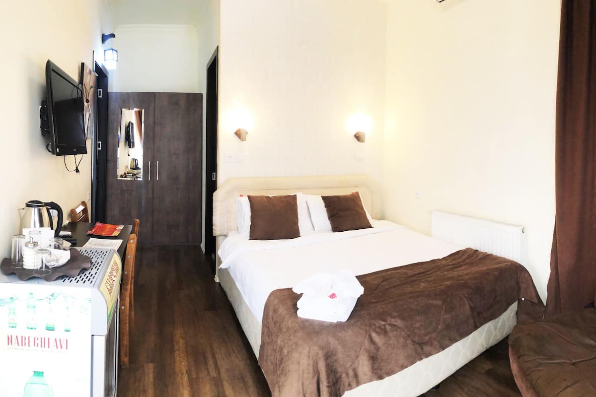 Quarto casal econômico | 1 quarto, cofres nos quartos, quartos à prova de som, Wi-Fi de cortesia
