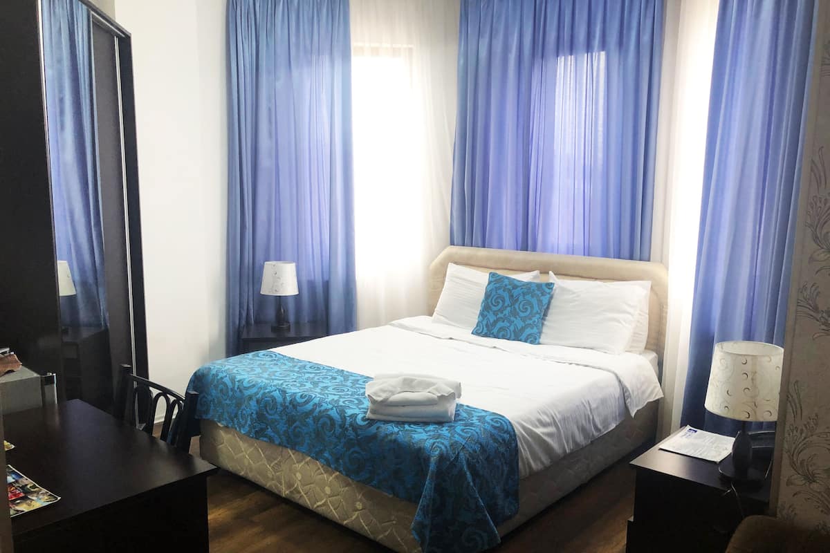 Quarto casal standard, sacada | 1 quarto, cofres nos quartos, quartos à prova de som, Wi-Fi de cortesia