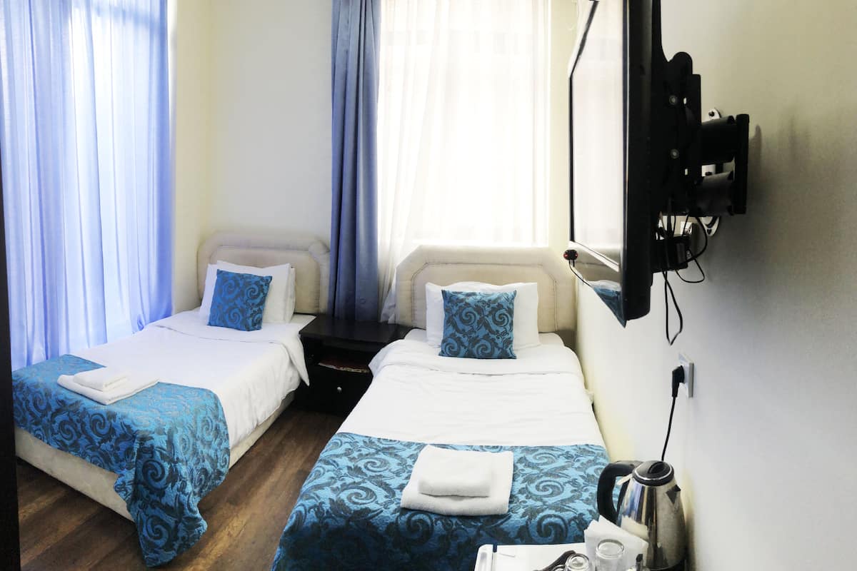 Quarto duplo econômico | 1 quarto, cofres nos quartos, quartos à prova de som, Wi-Fi de cortesia