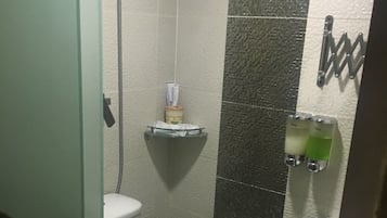 Quarto duplo standard | Banheiro | Chuveiro, secador de cabelo (mediante solicitação), toalhas de banho