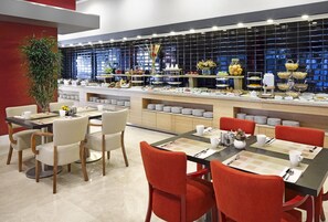 Pequeno-almoço tipo buffet diário mediante uma taxa