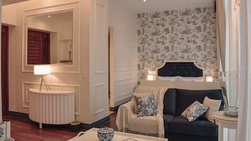 Suíte empresarial, 1 quarto, vista para o pátio | 1 quarto, roupas de cama premium, edredons de pluma, cofres nos quartos