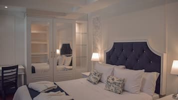 Suíte família, 2 quartos, vista para a cidade | 1 quarto, roupas de cama premium, edredons de pluma, cofres nos quartos