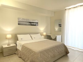 Quarto quádruplo, vista para a cidade | Cofres nos quartos, quartos à prova de som, Wi-Fi de cortesia