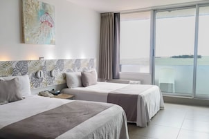 Quarto executivo, sacada, vista para a praia | Cofres nos quartos, escrivaninha, ferros/tábuas de passar roupa