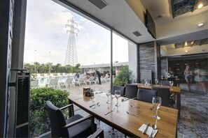 Pequeno-almoço tipo buffet diário (6 EUR por pessoa)