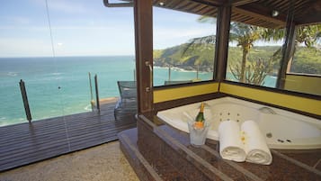 Suite Cliffside | Roupas de cama premium, edredons de pluma, cofres nos quartos