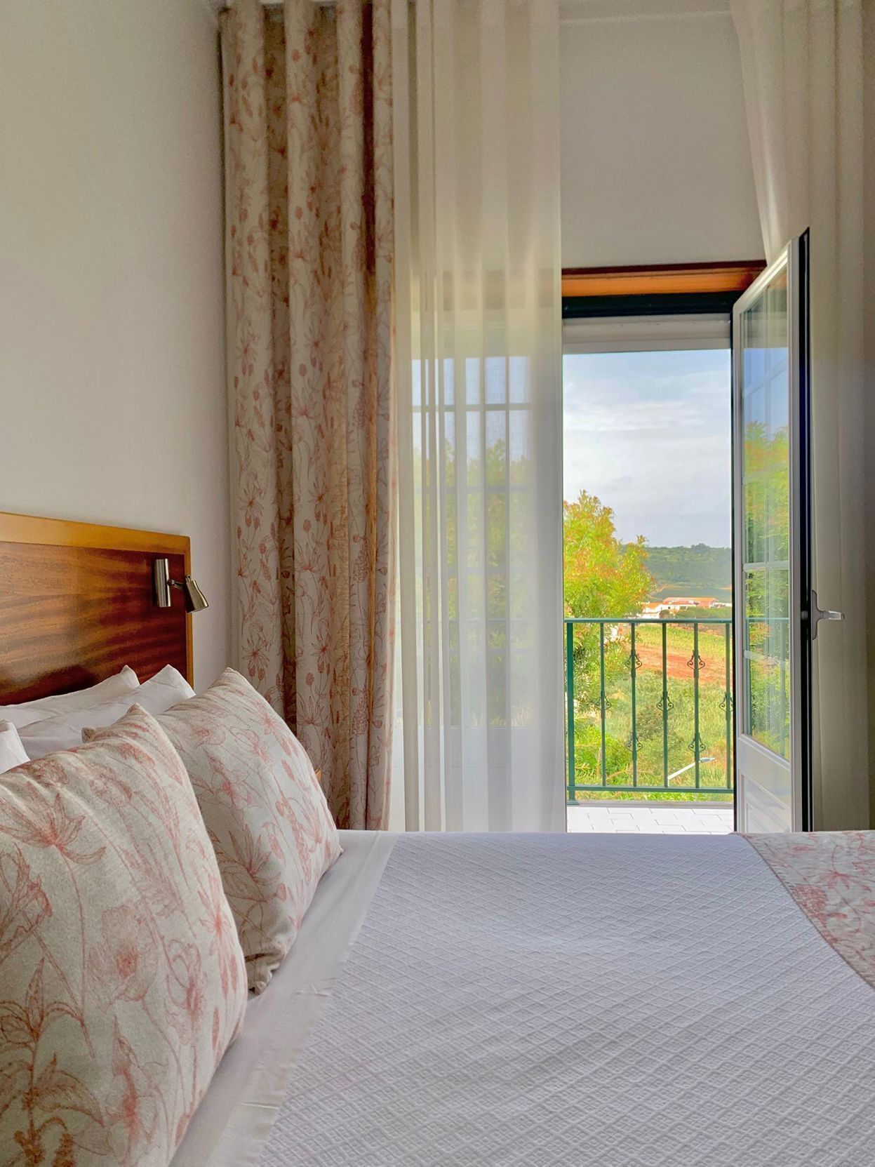Escrivaninha, berços grátis, Wi-Fi de cortesia, roupa de cama