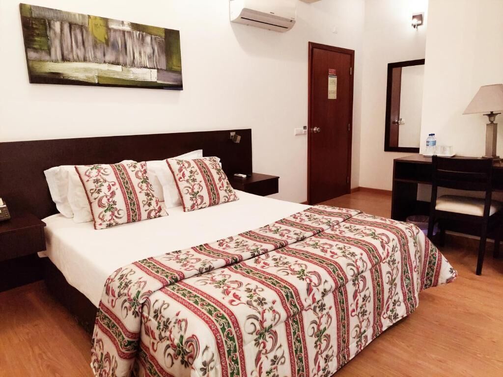 Escrivaninha, berços grátis, Wi-Fi de cortesia, roupa de cama