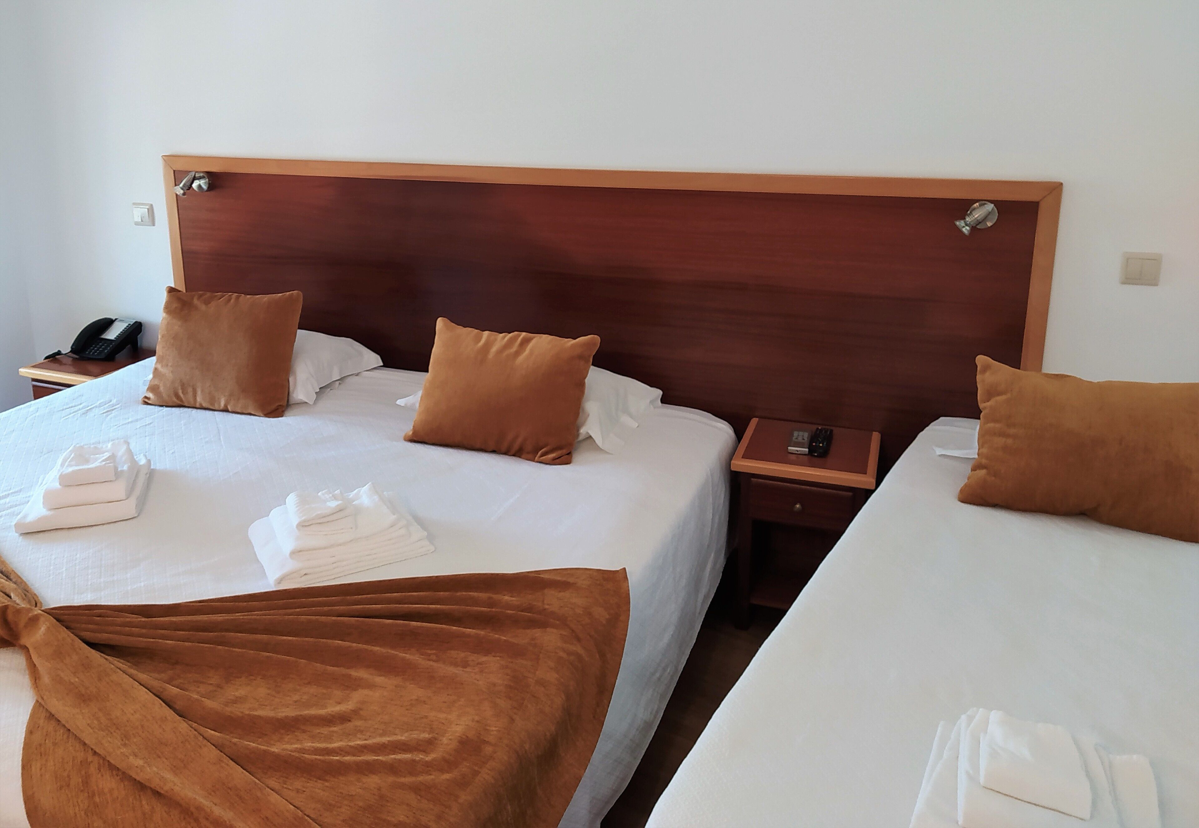 Escrivaninha, berços grátis, Wi-Fi de cortesia, roupa de cama
