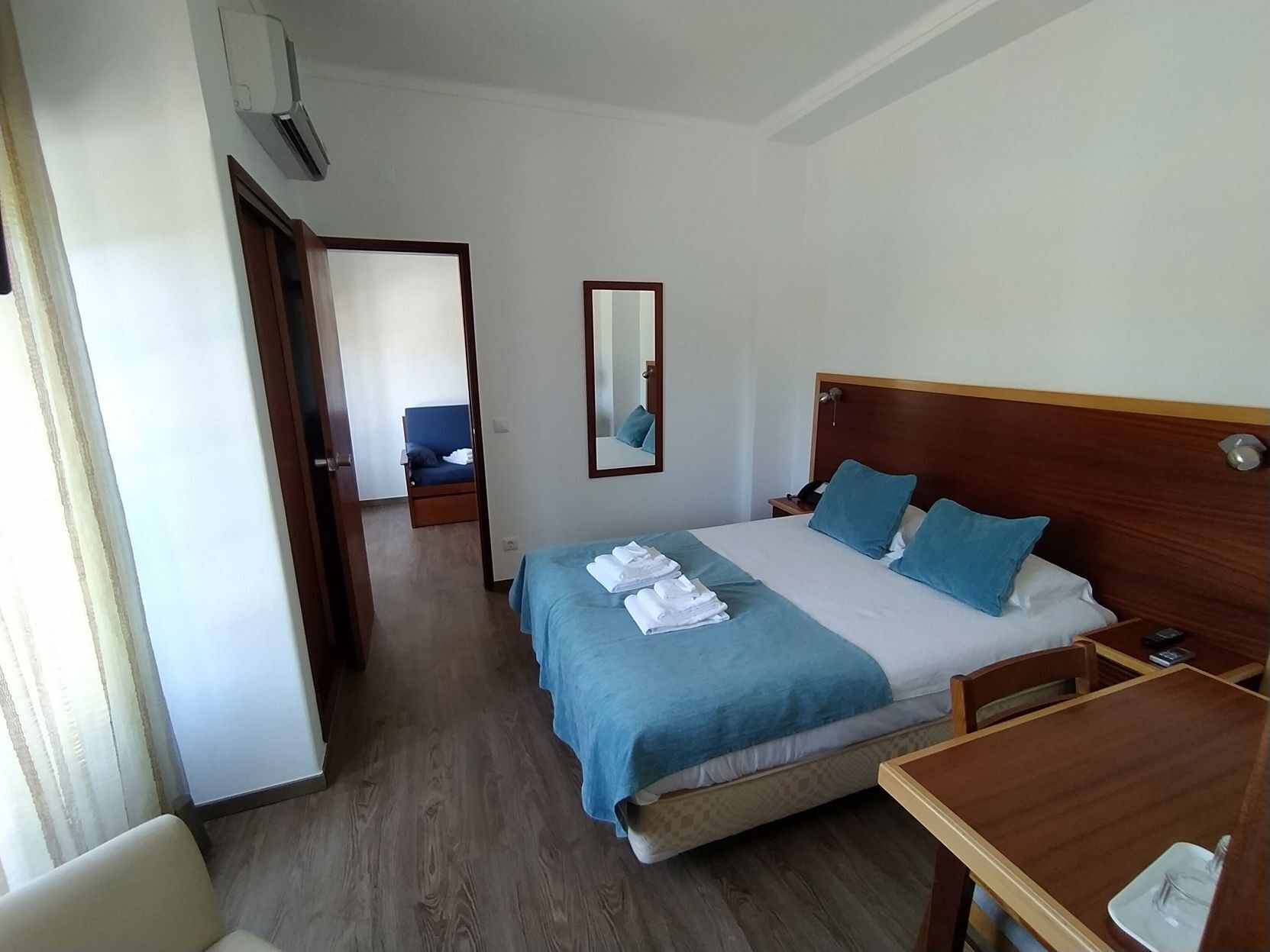 Escrivaninha, berços grátis, Wi-Fi de cortesia, roupa de cama