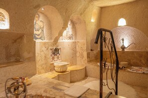 ROMAN KING SUITE with TURKISH HAMAM | Casa de banho | Artigos de higiene pessoal grátis, um secador de cabelo, roupões 