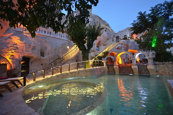 Piscina exterior, guarda-sóis, espreguiçadeiras
