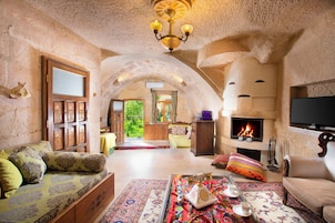 Suite de Luxo (Cave) | Sala de estar | Televisor LCD, piso aquecido