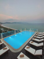 Piscina exterior, uma piscina no terraço, guarda-sóis, espreguiçadeiras
