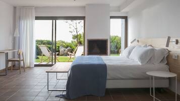 Quarto casal, no jardim | Frigobar, cofres nos quartos, escrivaninha, cortinas blackout