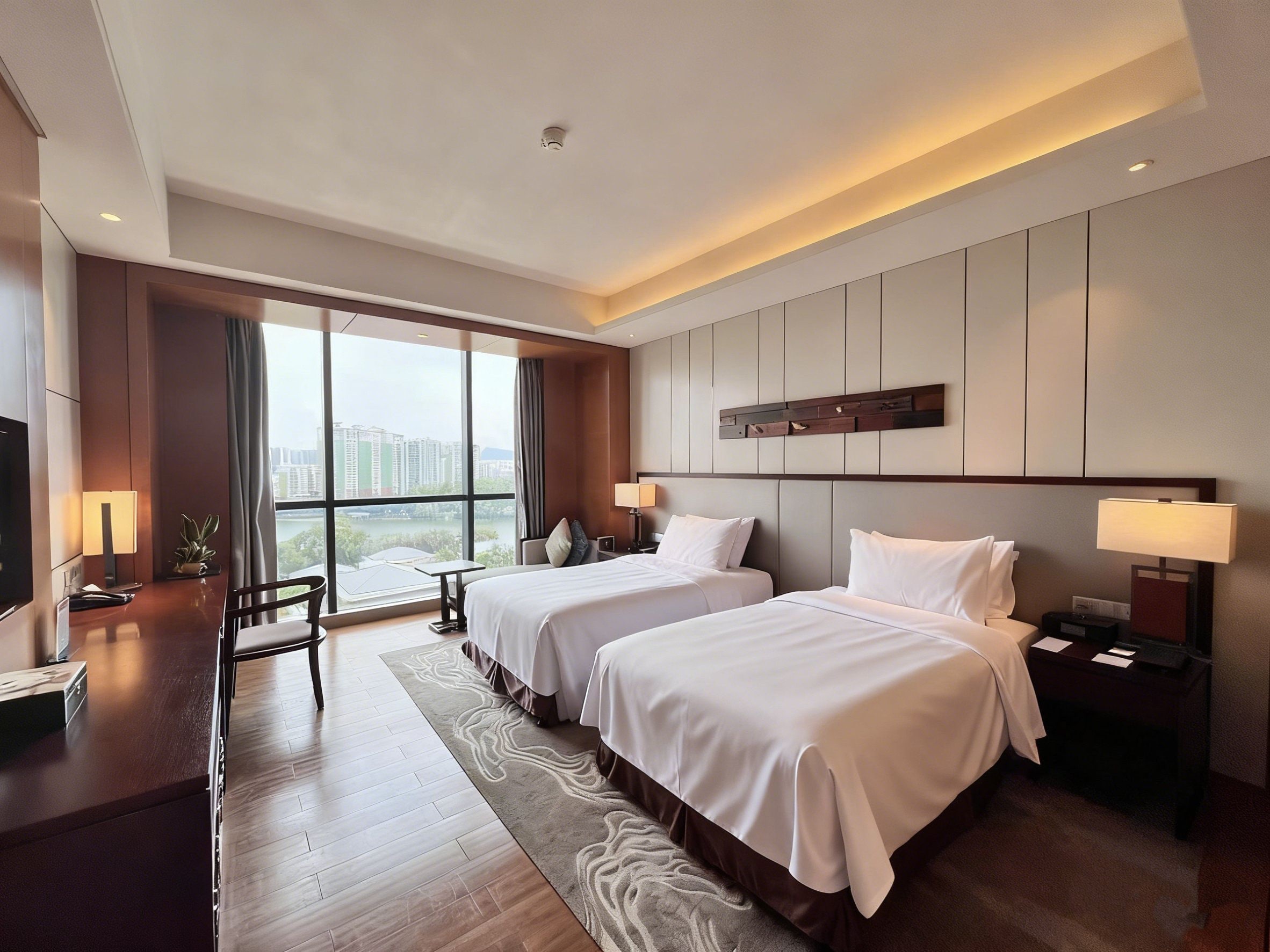 Quarto de hotel com duas camas, uma escrivaninha, uma cadeira e uma grande janela com vista para a cidade.