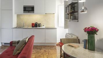 Apartamento, 1 quarto, kitchenette, Vista para a cidade | Cozinha privada | Um micro-ondas, uma placa de cozinha, uma máquina de lavar louça