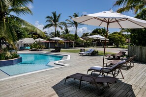 Piscina externa, guarda-sóis, espreguiçadeiras