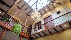 Um interior imponente com teto alto, um amplo claraboia e um lustre.