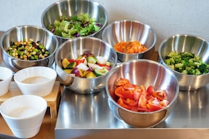 Pequeno-almoço tipo buffet diário mediante uma taxa