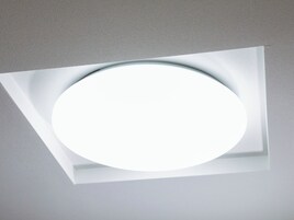 Luminária de teto embutida com design circular.