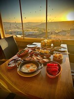 Café da manhã completo grátis todos os dias