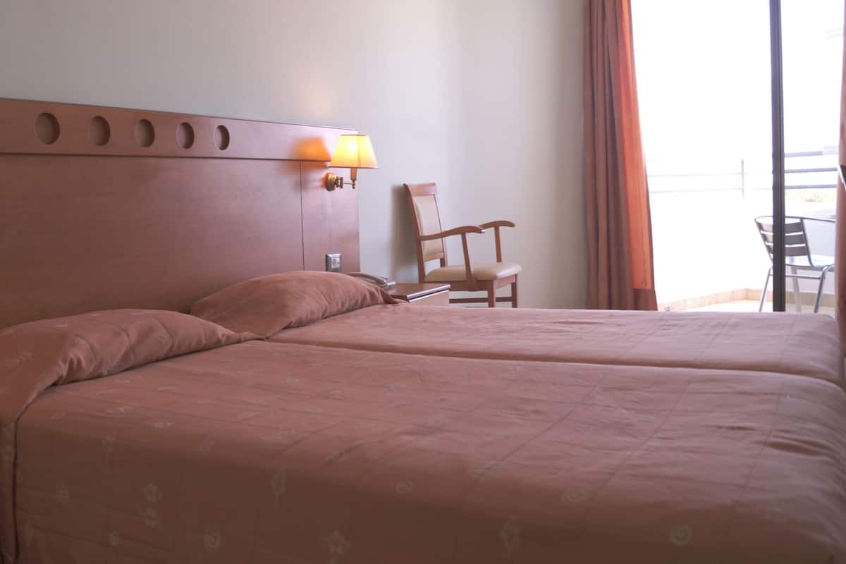Cofre no quarto, secretária, quartos insonorizados, camas desdobráveis