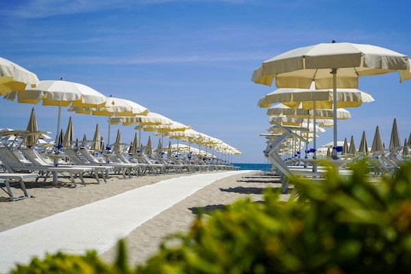Perto da praia, praia de areia branca, espreguiçadeiras