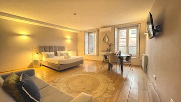 Apartamento Superior, 1 cama queen-size | Sala de estar | Televisor LCD