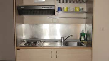 Quarto Triplo Standard, 1 quarto | Kitchenette privada | Um frigorífico, utensílios de cozinha