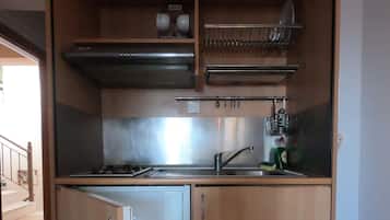 Apartamento Básico, 1 quarto | Kitchenette privada | Um frigorífico, utensílios de cozinha