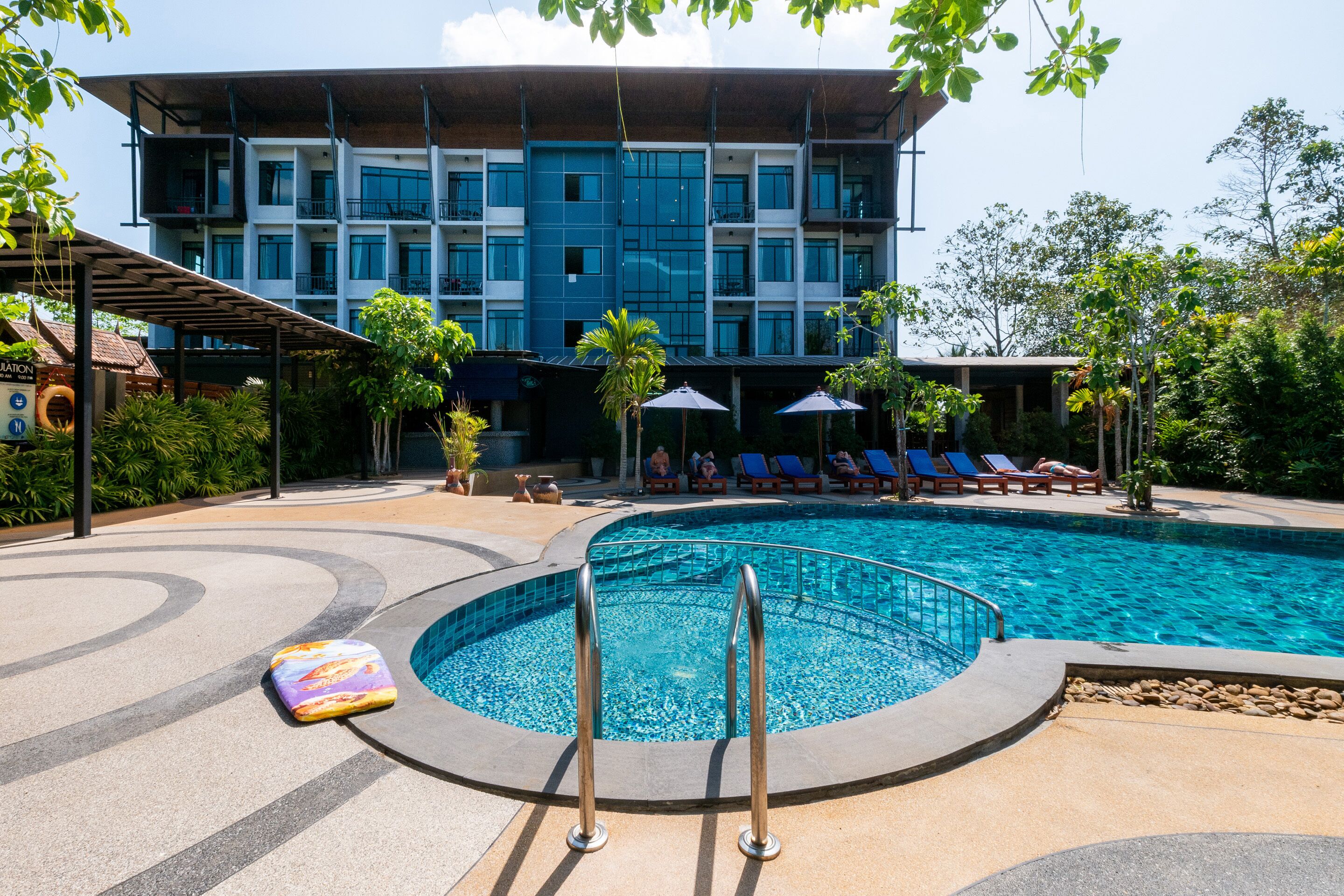 Piscina externa, espreguiçadeiras