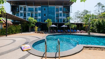 Piscina externa, espreguiçadeiras