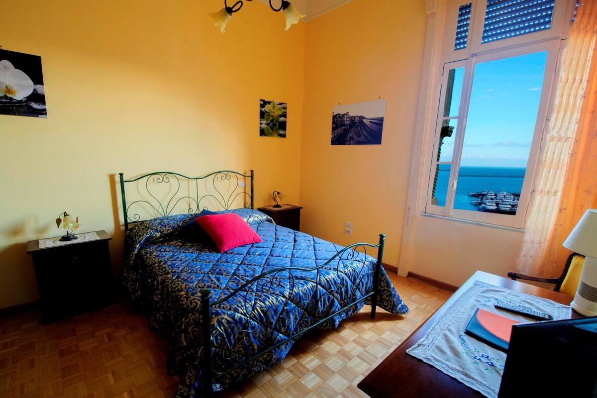 Cofres nos quartos, escrivaninha, espaço de trabalho para notebook