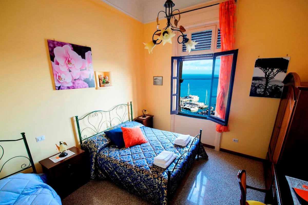 Quarto triplo clássico, vista para o mar | Cofres nos quartos, escrivaninha, espaço de trabalho para notebook