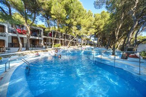 Piscina externa sazonal, funciona das 10h às 19h, espreguiçadeiras