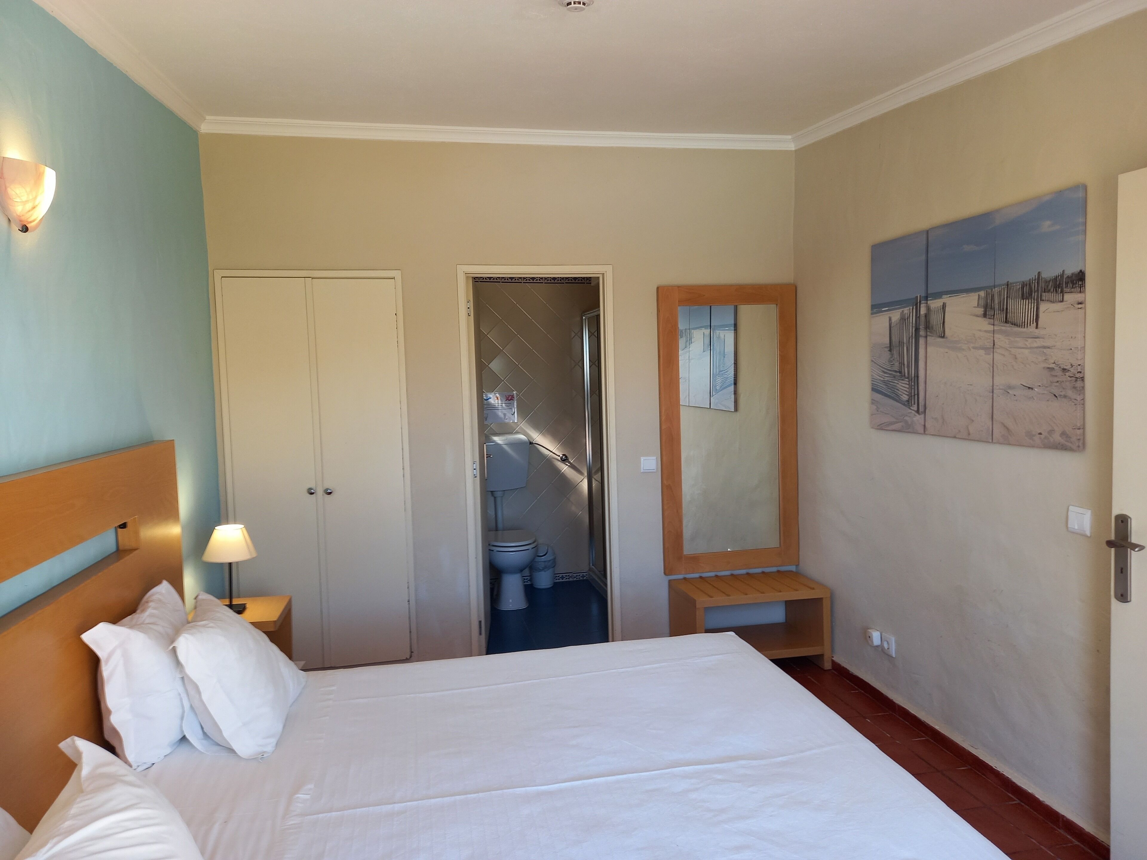 Quarto casal ou duplo superior, 1 quarto, 2 banheiros, em edifício anexo | Cofres nos quartos, escrivaninha, Wi-Fi de cortesia, roupa de cama