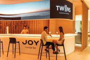 3 bares/lounges, um bar junto à piscina 