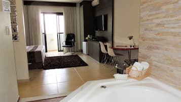Suite com Sauna | Frigobar, cofres nos quartos, individualmente decorados, escrivaninha