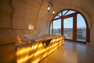 Quarto Duplo Deluxe | Roupa de alta qualidade, minibar, cofre no quarto 