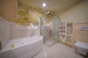 Quarto Duplo Superior | Casa de banho | Artigos de higiene pessoal grátis, um secador de cabelo, chinelos 