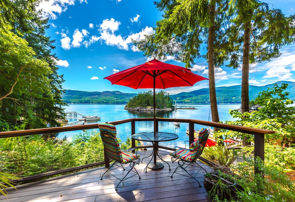 Tranquility Bay Waterfront Inn - Sechelt