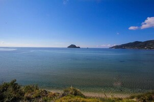 Perto da praia, espreguiçadeiras, toalhas de praia 