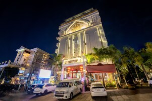 Fachada do alojamento (tarde/noite)