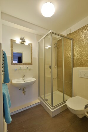 Quarto solteiro conforto, suíte | Banheiro | Secador de cabelo, toalhas de banho