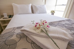 1 quarto, cofres nos quartos, escrivaninha, cortinas blackout