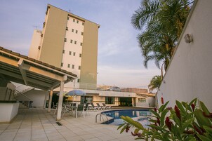 Piscina externa, espreguiçadeiras