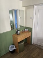 Quarto duplo standard, suíte | Escrivaninha, berços (sobretaxa), Wi-Fi de cortesia, roupa de cama