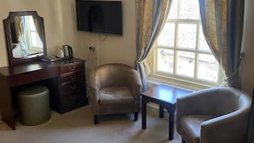 Quarto Duplo Deluxe, casa de banho anexa | 1 quarto, secretária, berços/camas para crianças, Wi-fi grátis